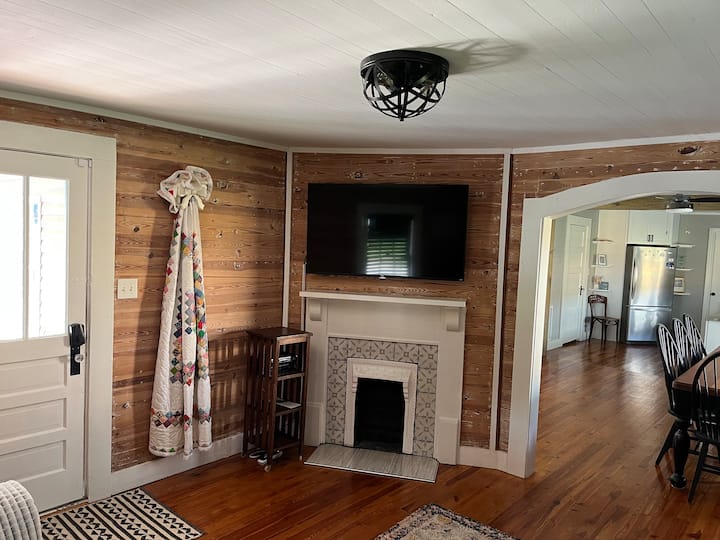 Cozy 2-bedroom Home Close To The Town Square - Carrollton, GA