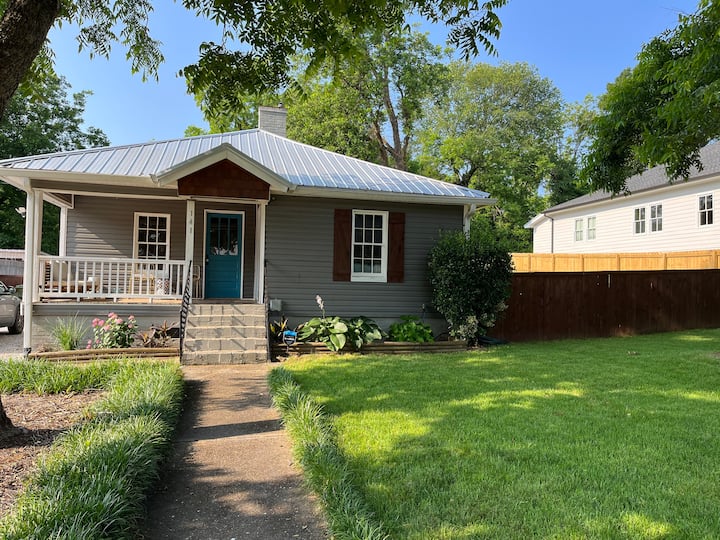 Cozy 2-bedroom Home Close To The Town Square - Carrollton, GA