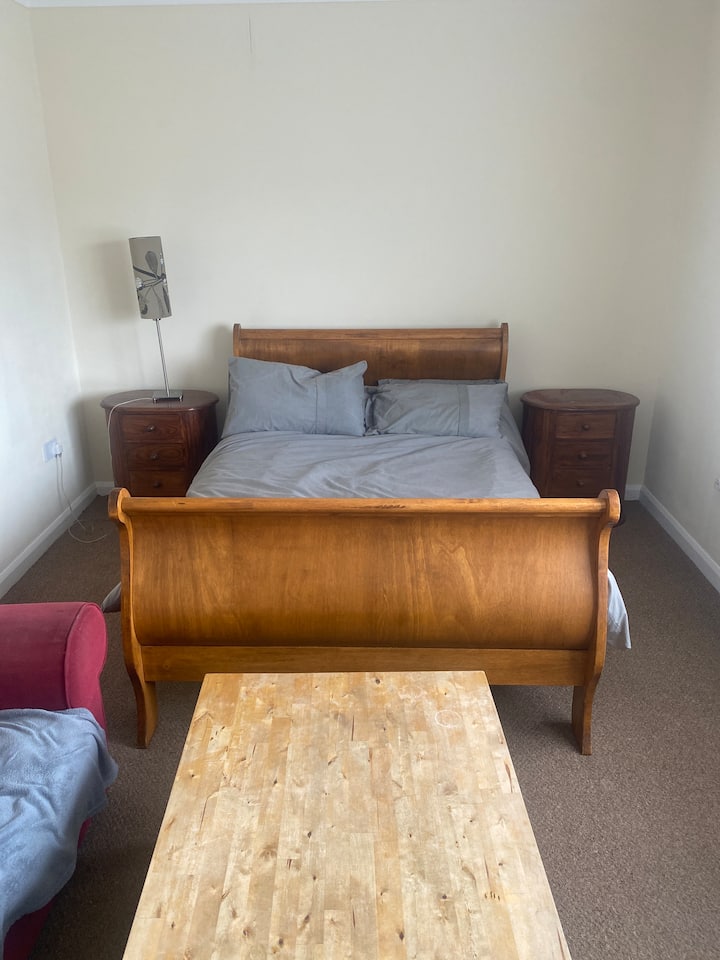 Single Room In Large House. Spacious And Comfy - Northampton