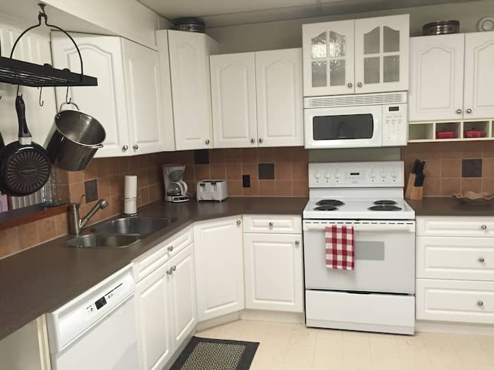 3-bedroom Upper Suite Cottage - Sleeps 6-7 - Sylvan Lake, AB
