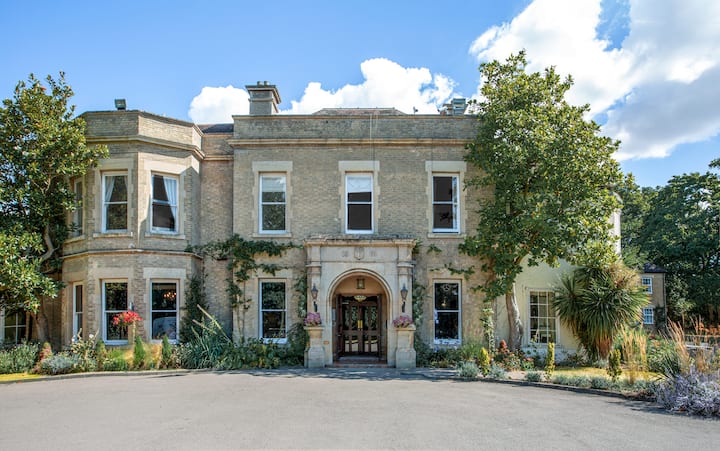 Charming 34 Bedroom Manor Hotel - Bedford