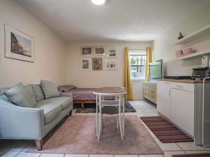 Adorable Guest Suite 10 Minutes From The Beach! - Delray Beach, FL