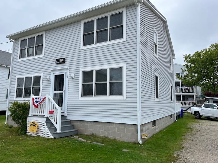 7 Bedroom Home One
Street Back From Long 
Sands - York