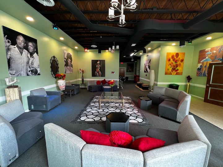 Jefferson's First Floor Hidden Gem. - Detroit, MI