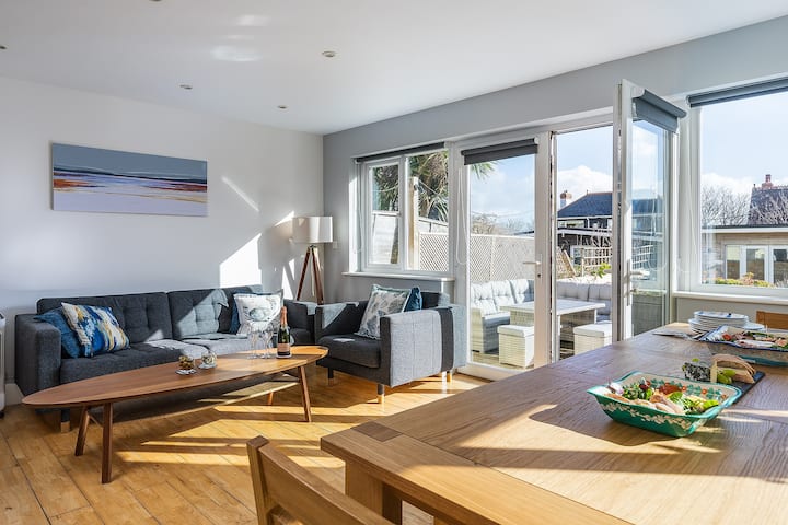 Lovely Family Home On Quiet Road By Tolcarne Beach - コーンウォール