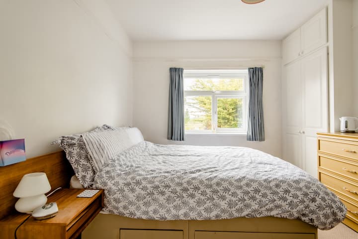Private Double Room In Family Home - Cheltenham - Tewkesbury