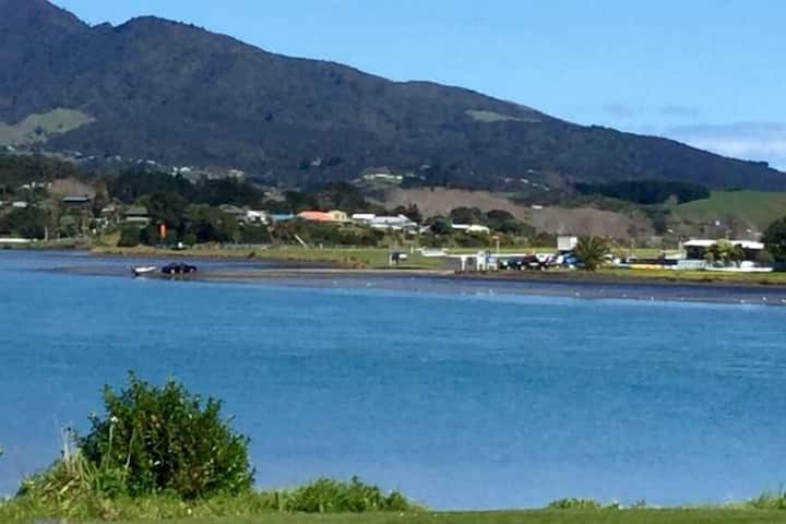 Raglan Holiday Home - Water And Mountain Views - Raglan