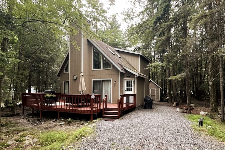 Newly Renovated - Cozy Chalet- Location! Location! - Arrowhead Lake, PA