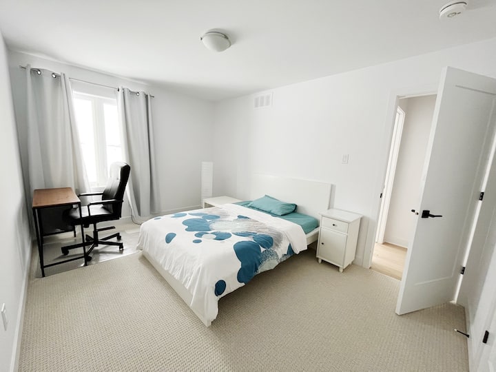 Females Only-cozy & Clean Bedroom In Luxury Home - Ottawa