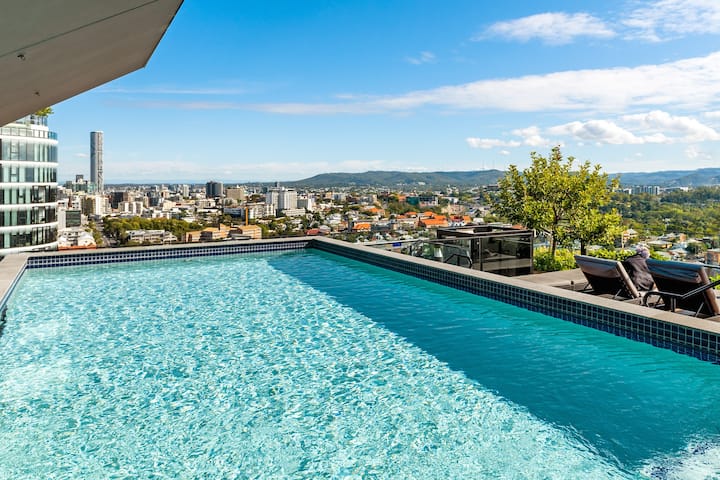Endless Views, King Bed, Car Park & Rooftop Pool - Brisbane
