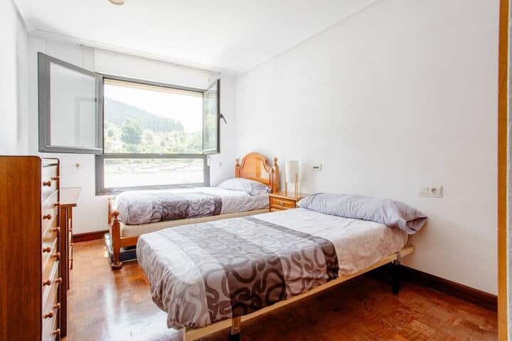 Luminosa Habitación Con Dos Camas Individuales - Mondragón