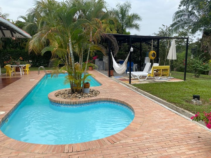 Casa Con Piscina Privada En Carmen De Apicala - Melgar