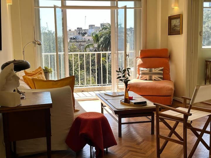 Gran Apartamento Con Balcón Frente A Plaza Zabala. - Montevideo