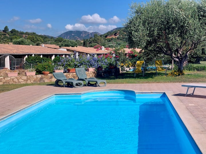 Villetta Con Meraviglioso Giardino Fronte Mare - Sardinië