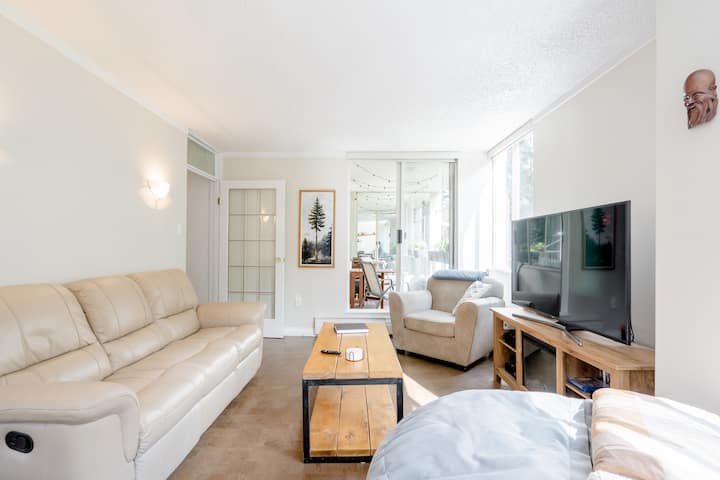 Picturesque Private Apartment - Ideally Located - North Vancouver