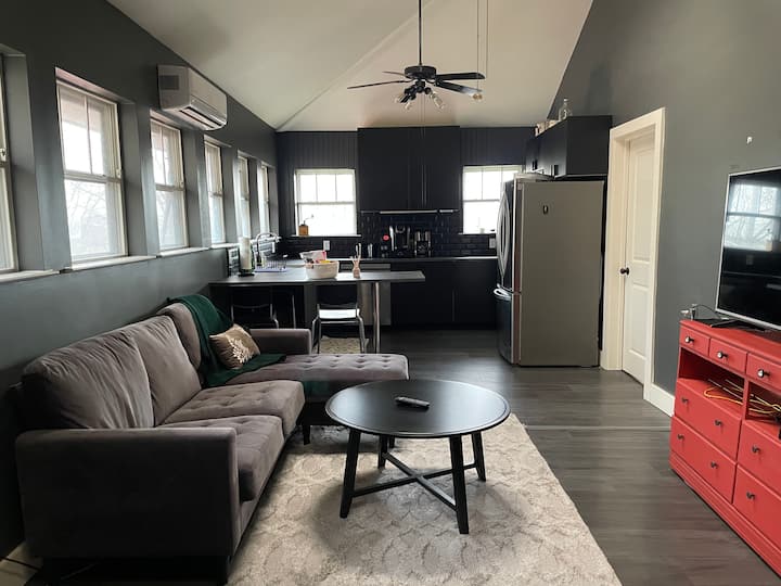 Queen Bedroom With Bonus Space In Capitol View - Little Rock, AR