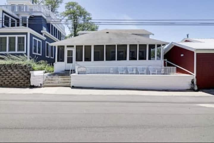 Too Qute! Beach Cottage: South Haven! 4 Bedrooms! - South Haven, MI
