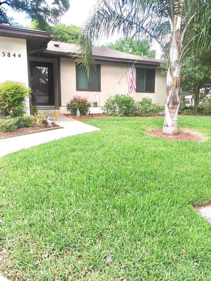 Welcoming Furnished Room With Private Bath. - Ocala, FL