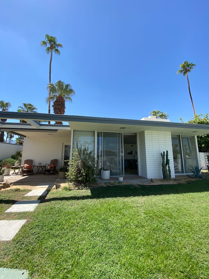 Remodeled Mid-century/modern Home In Palm Desert - Palm Desert, CA