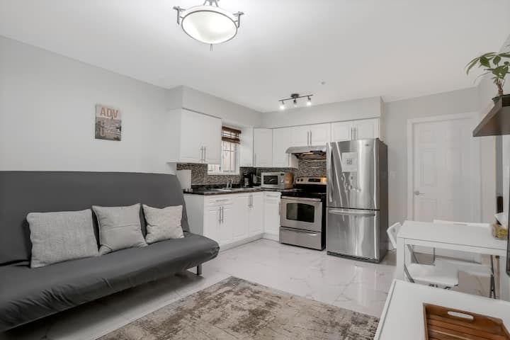 Suite 30 Min To Downtown W/ Free Parking & A/c - Vancouver