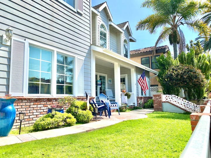 Spacious 10-guest Home – Beach Living, 5-min Walk! - Huntington Beach, CA