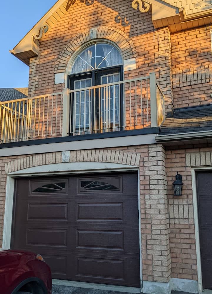 Cozy 2-bedroom Basement Unit W/free Parking & Wifi - Aurora