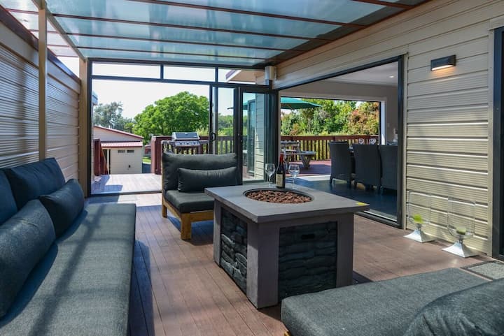 Catch Of The Day - Spacious, Trendy, Family Home. - Wairarapa