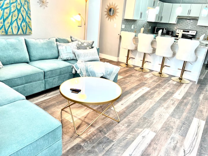 Ritchie's Ultra Glam Peacock Penthouse - Appleton, WI