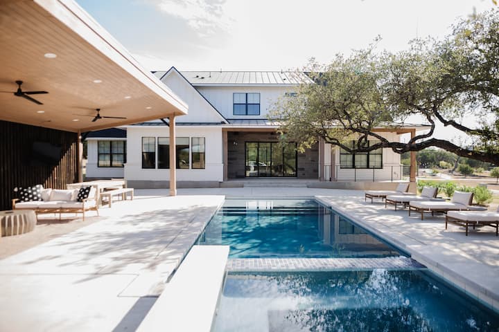 Luxury Home Sleeps 20 Pool & Outdoor Entertainment - Dripping Springs, TX