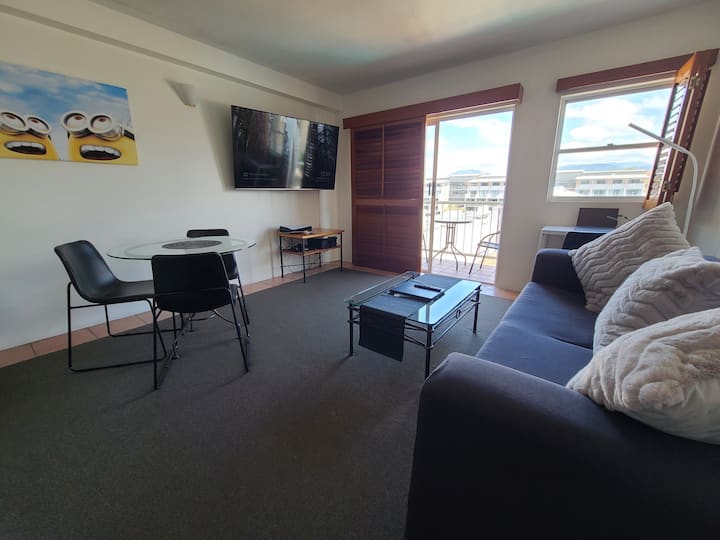 One Bedroom Unit Centrally Located In Cairns City. - Cairns