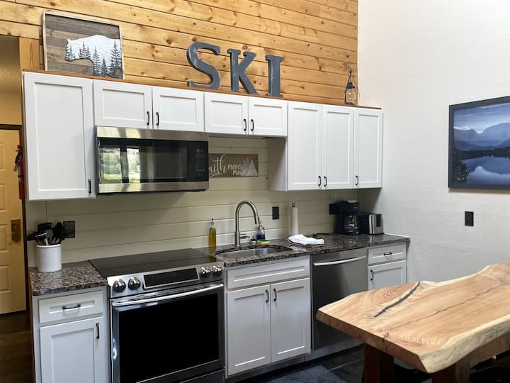 Cozy Loft Condo With Fireplace, Views & Hot Tubs! - Granby, CO