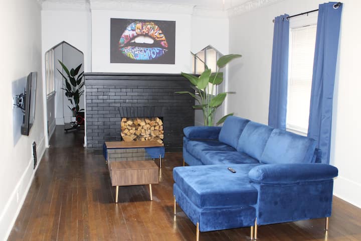 Modern Classic Home-sleeps 11-renovated - Hamtramck, MI