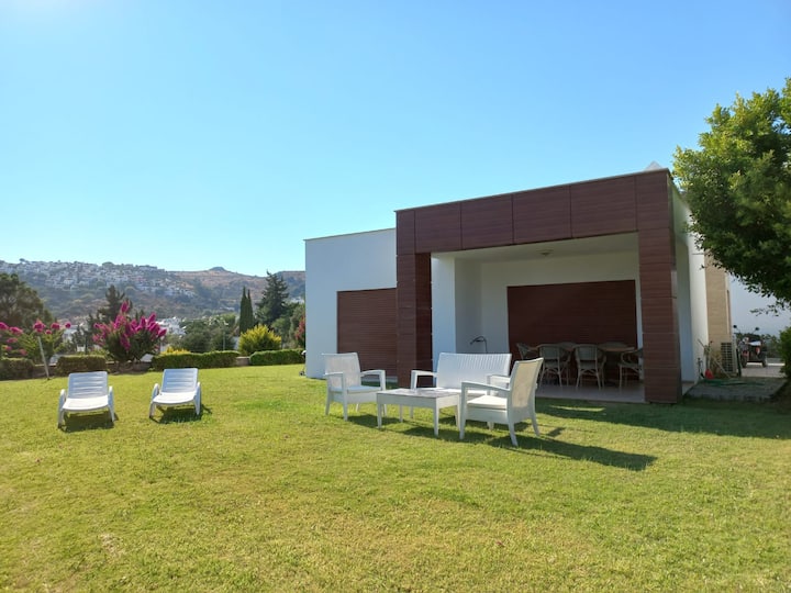Plaj Imkanı Olan Havuzlu Sitede Bahçeli Villa - Turgutreis