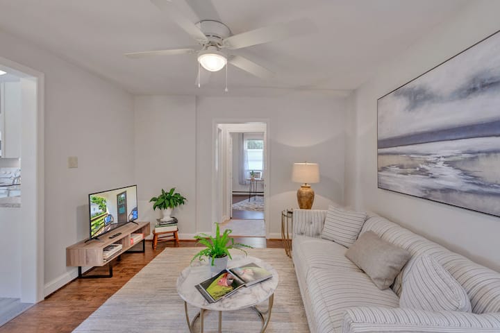 One Bedroom W/separate Office, Off-street Parking - Charlottesville, VA