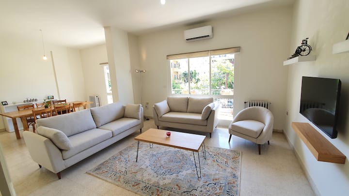 Spacious Sunny & Charming Flat - 24h Electricity - Beirut