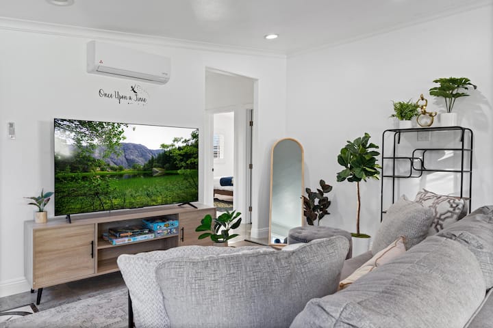 Centrally Located, Cozy 4br - Big Backyard W/ Turf - Anaheim, CA