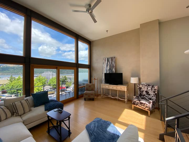 Luxury Loft- Downtown W/ Full Columbia Gorge View - White Salmon, WA