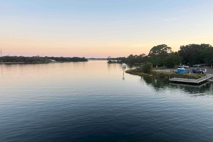 Vintage Coastal Cottage - Warrington, FL