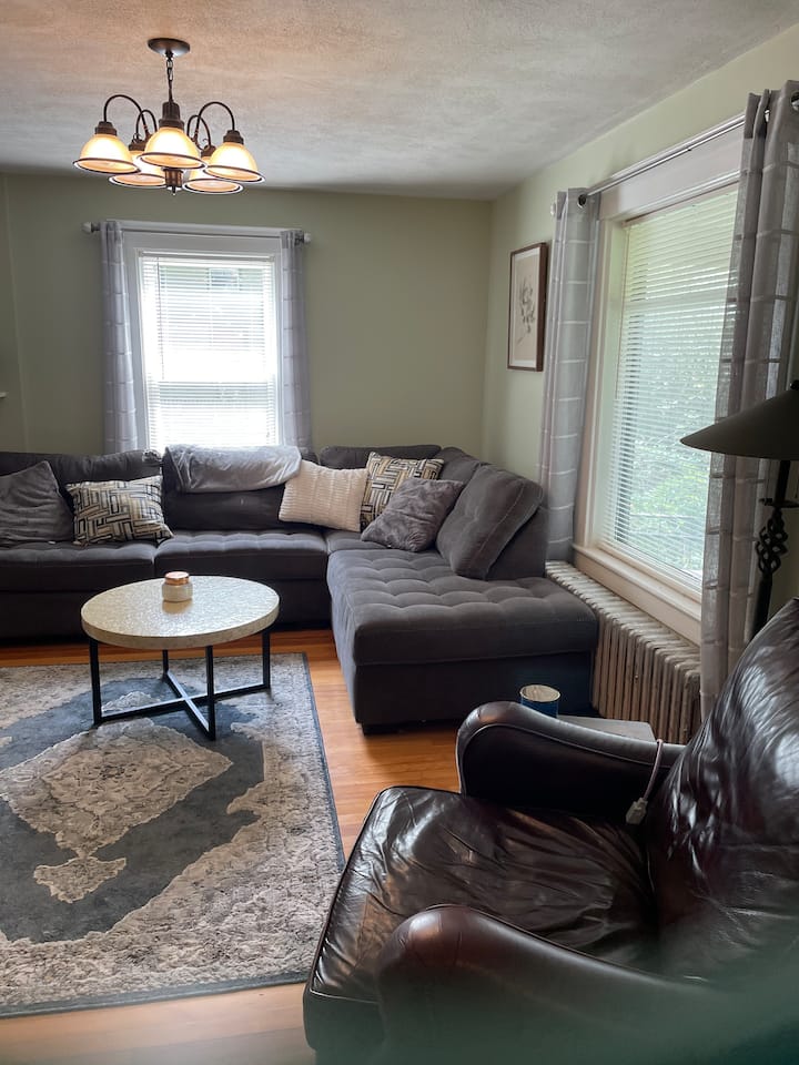Charming Farmhouse Home In South Amherst - Quabbin Reservoir, Belchertown