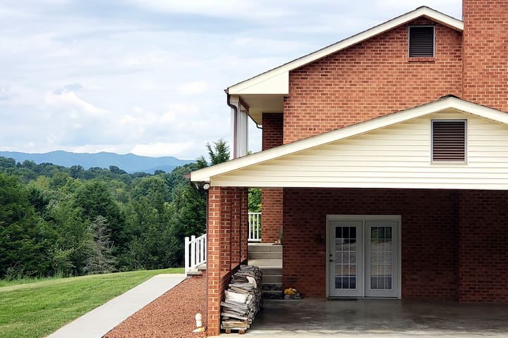 Secluded Mountain Home On 7 Acres - Blue Ridge, VA