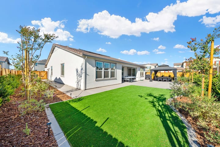 Serene Nature's Retreat: Tranquil Paradise Home - Elk Grove, CA