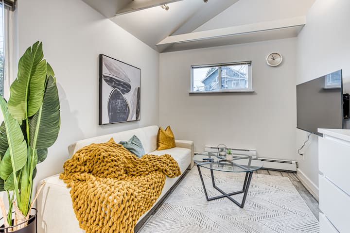 1 Bed, 2 Stops To Dt, Mins Walk To Station - Vancouver