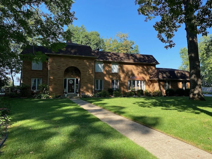 Gold Room Full Bed Attached Bath Shared - South Bend, IN