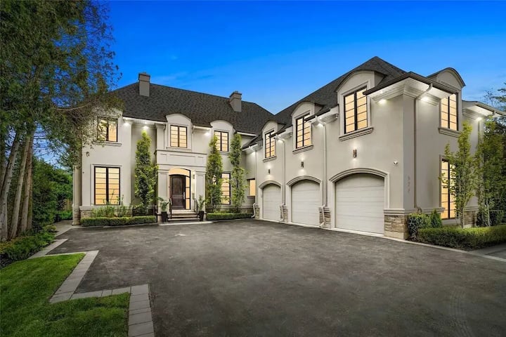 Exquisite 5 Bedroom Villa With Pool - Toronto