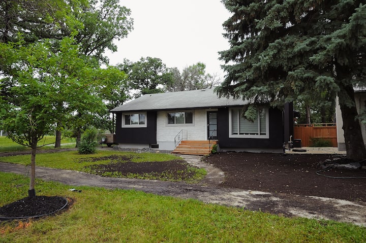 Winnipeg Luxurious Bungalow At A Perfect Location - Winnipeg
