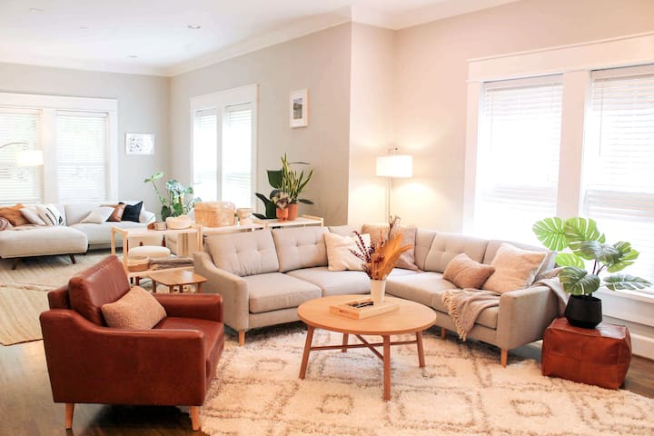 Spacious Historic 5 Bedrooms, Backyard Patio - Charlotte, NC
