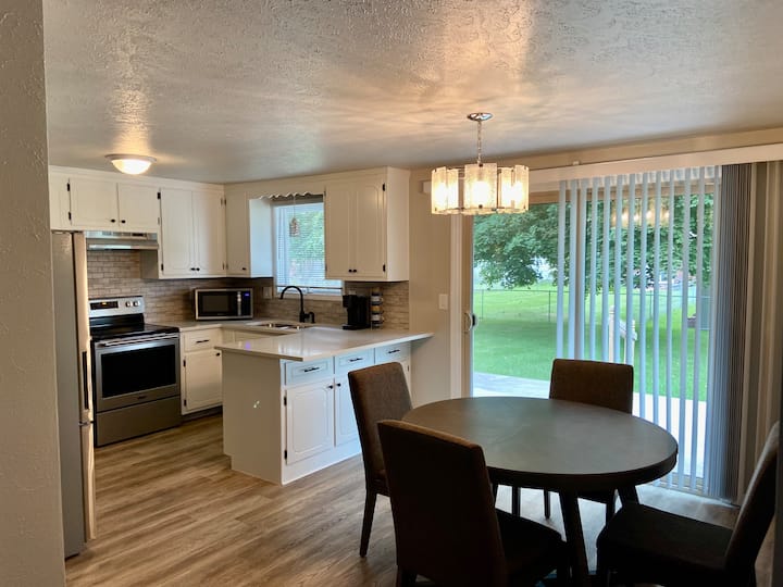 2681 Packerland 1 Mile From  Airport Fenced Yard - Green Bay, WI