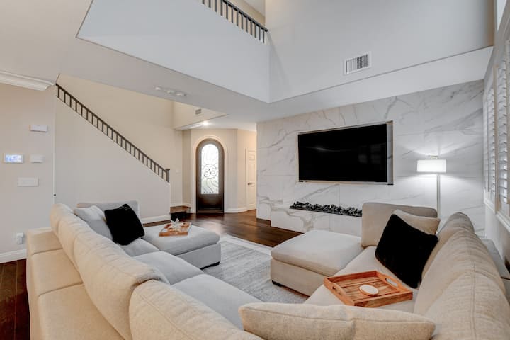 Elegant Modern Cozy Smart Home - Las Vegas