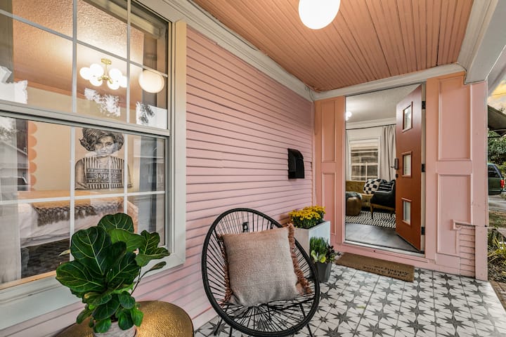 The 55: A Downtown Mid Century Bungalow Experience - 麥金尼