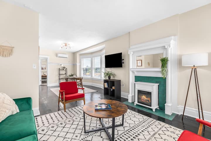 Mid Century Modern 1 Bedroom Apt W Mesh Wifi - Detroit, MI